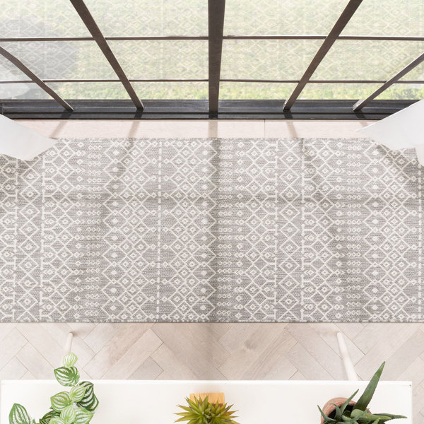 Union Rustic Tapis intérieur / extérieur gris clair ivoire Marshanna Nord Trellis et ...